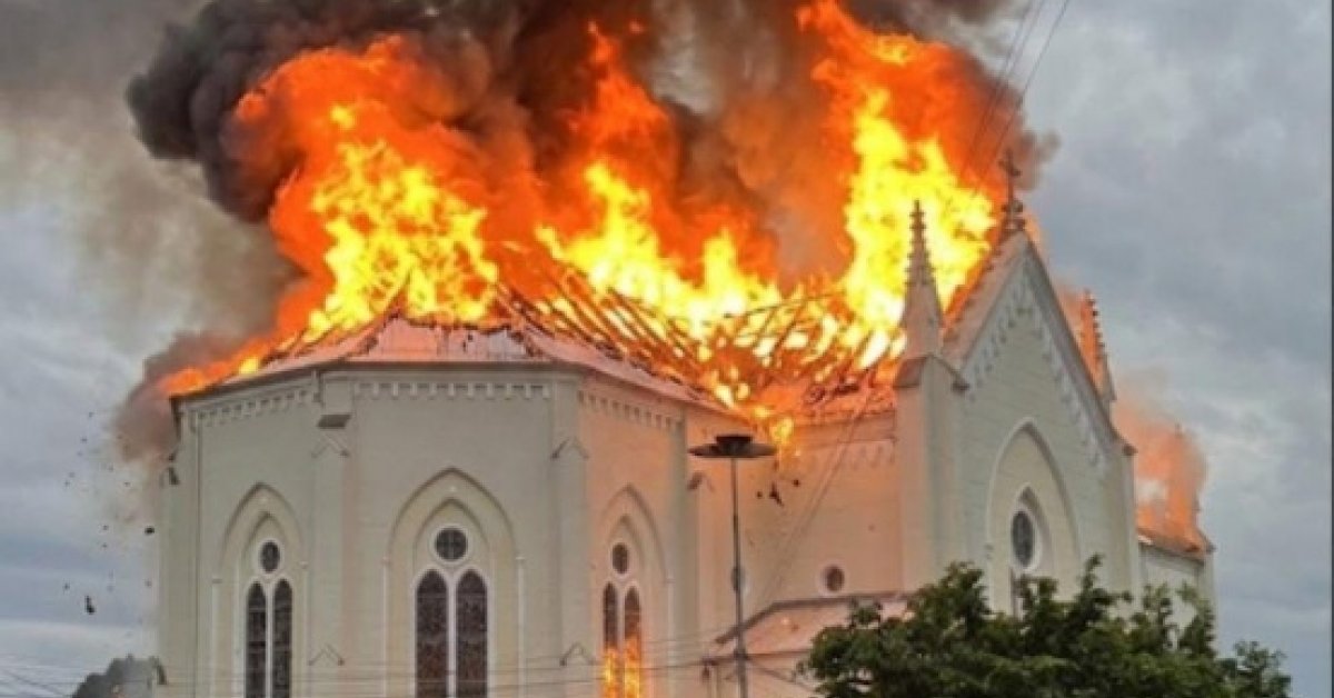 Incêndio atinge Igreja Matriz Nossa Senhora de Lourdes em Flores da ...